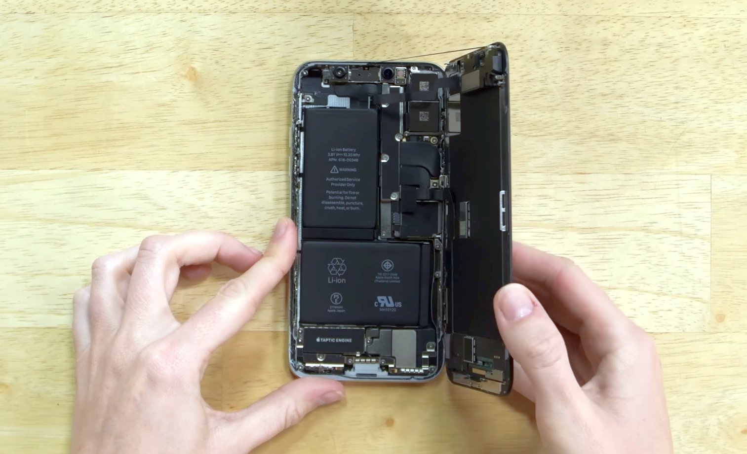 The iPhone X has a very interesting battery inside | SoyaCincau.com